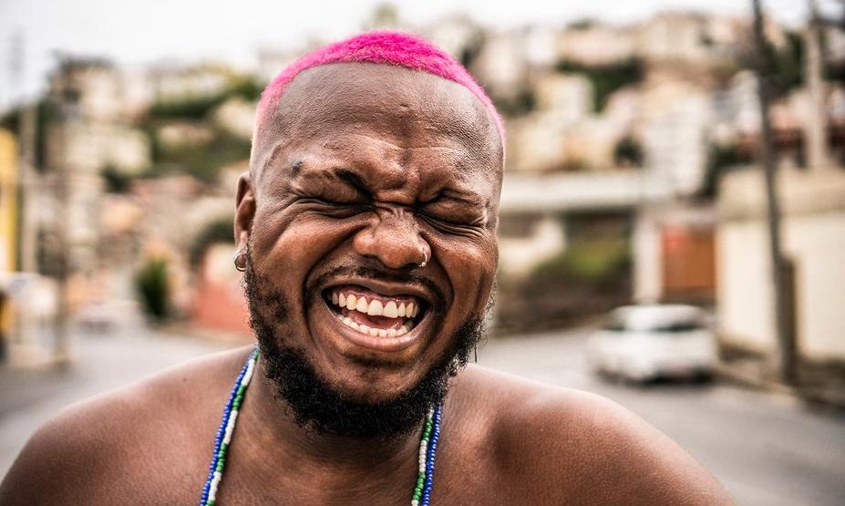 Djonga lança álbum "Histórias da Minha Área" sobre a vida na quebrada ...